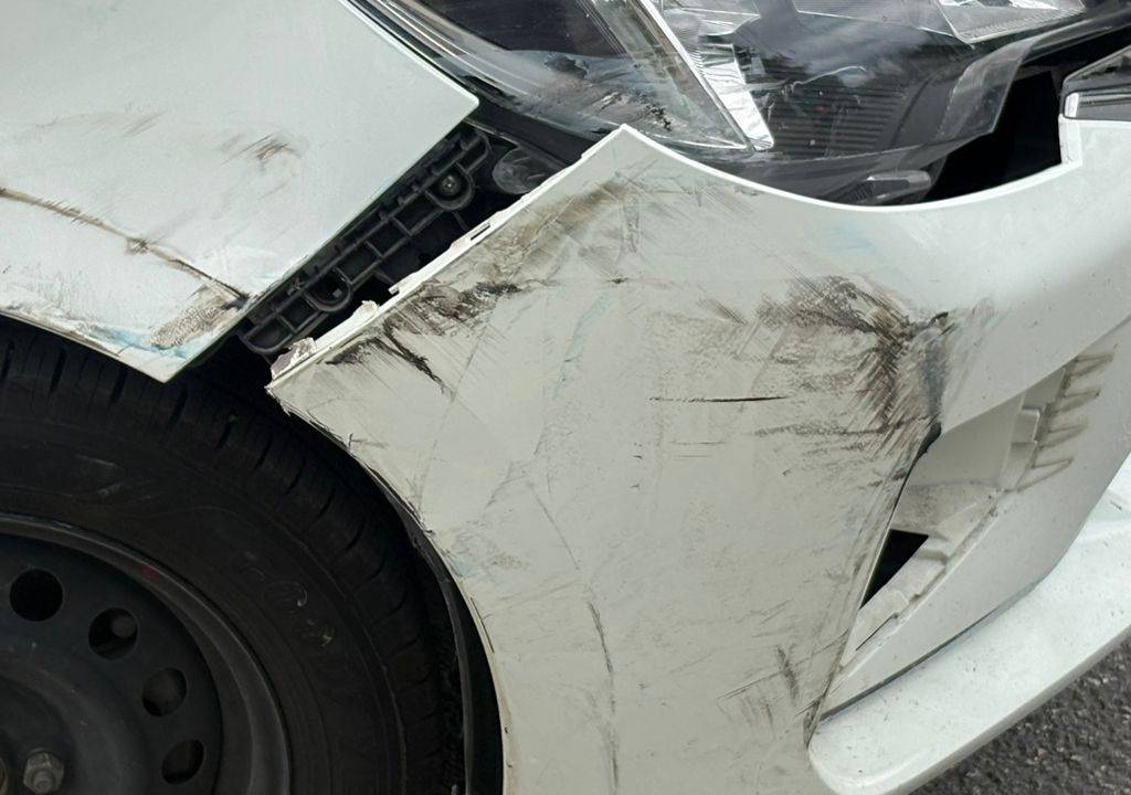 Auto causa accidente en Mérida contra Va y Ven