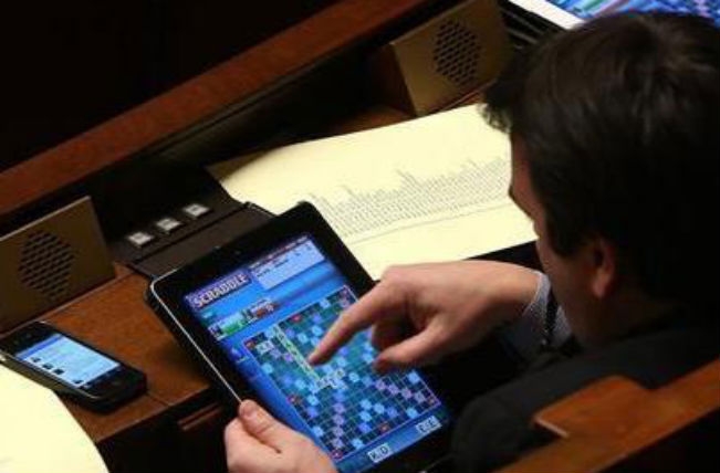 Cachan a diputado francés jugando Scrabble durante una sesión