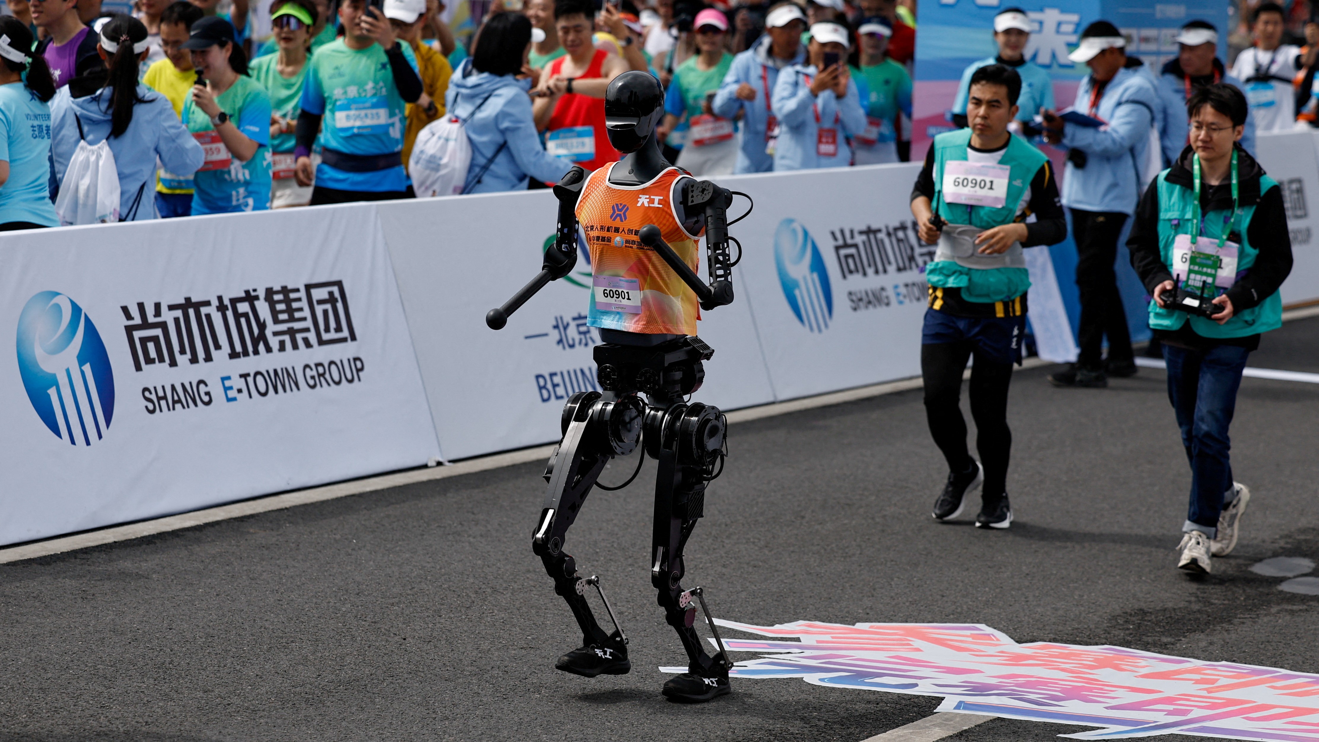 Robots compiten con humanos en la primera media maratón humanoide del mundo