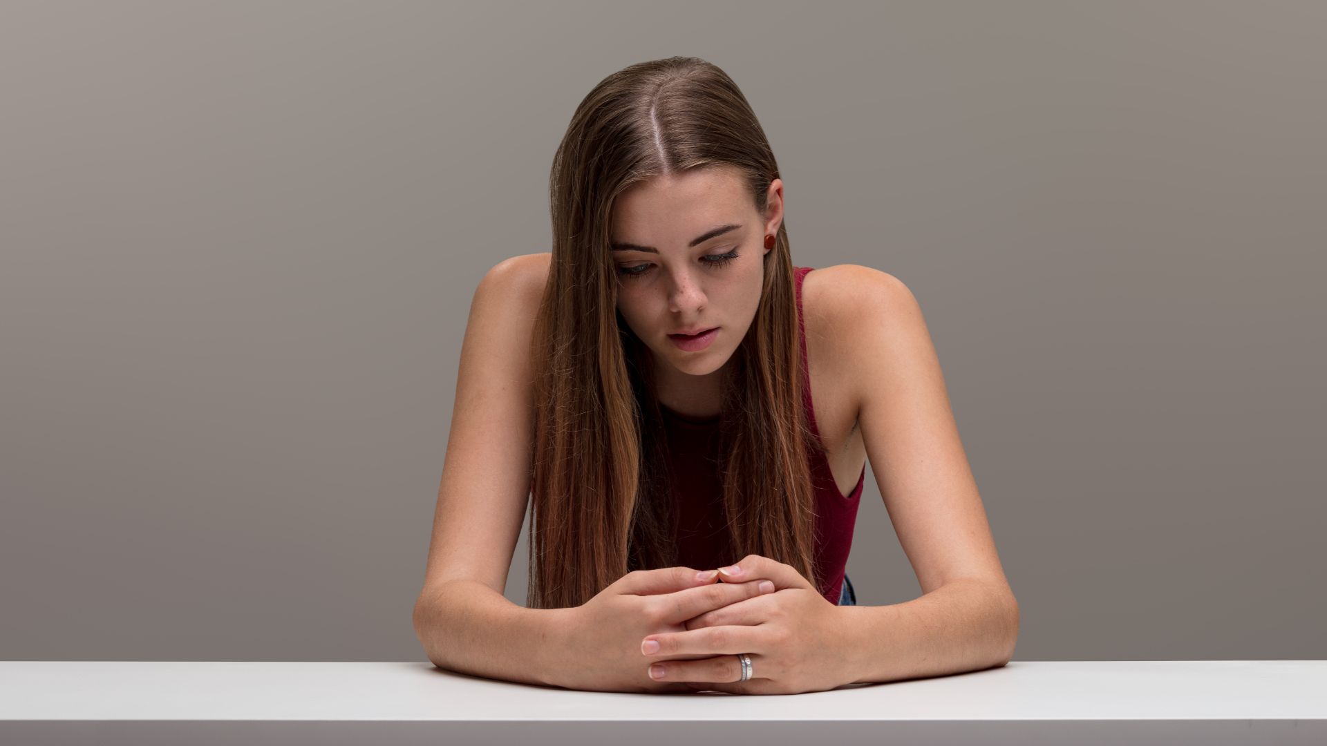 La razón psicológica por la que las personas bajan la mirada