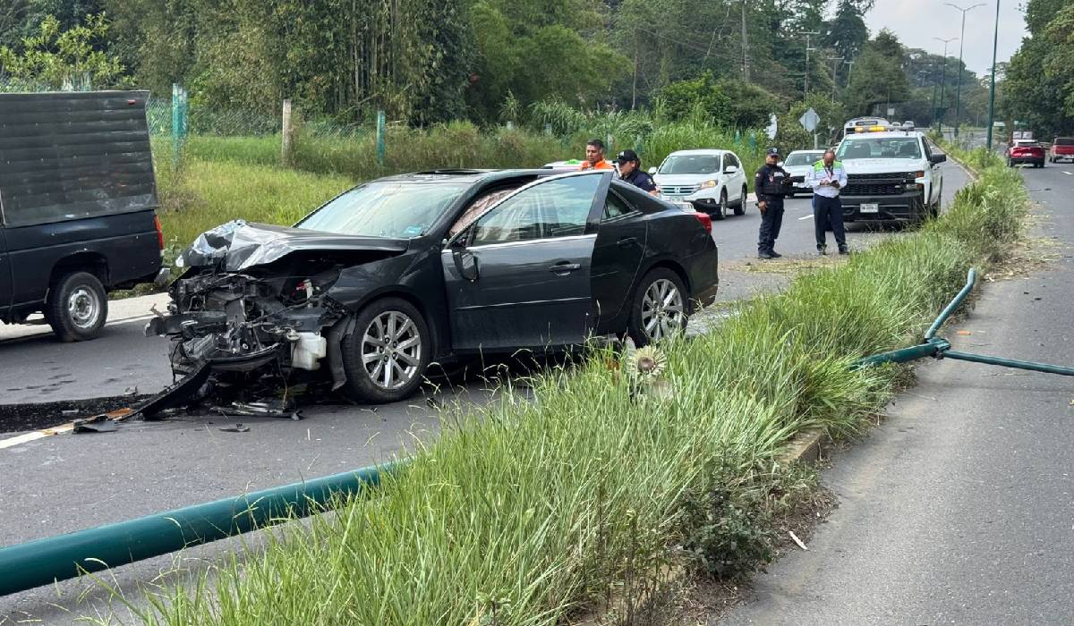 ¿Cómo ocurrió el choque de automóvil contra poste en boulevard Xalapa ...