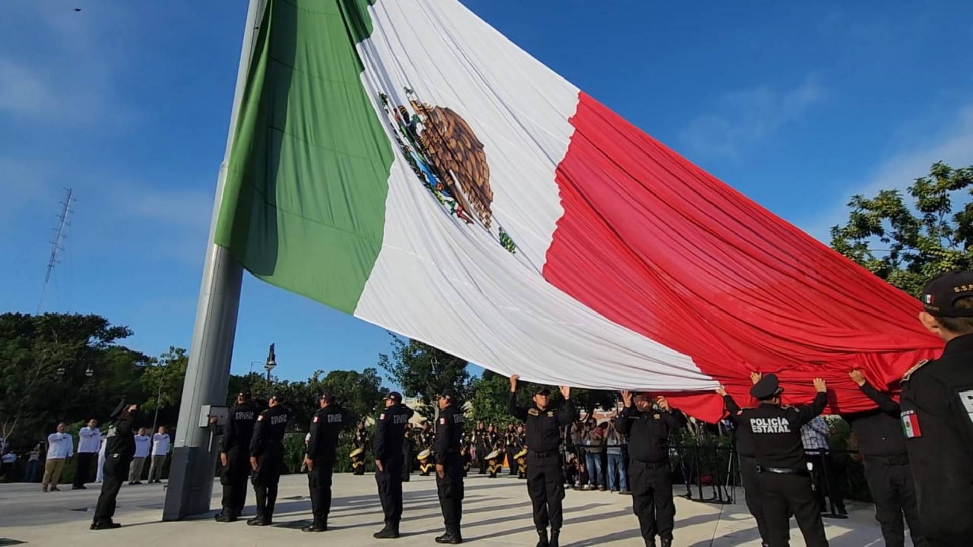 Desfile 20 de noviembre inicia con izamiento de bandera en Mérida