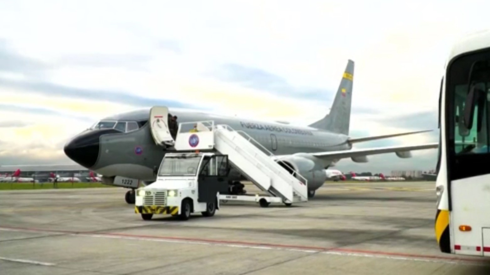 Avión militar de Colombia aterriza con deportados desde Estados Unidos