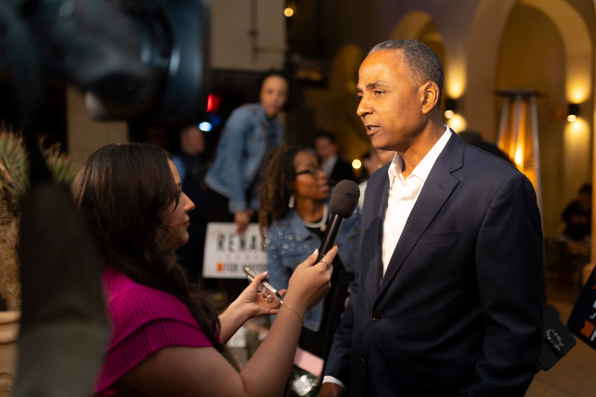 Renard U. Johnson: Quién es y cómo logró ser el alcalde electo de El Paso