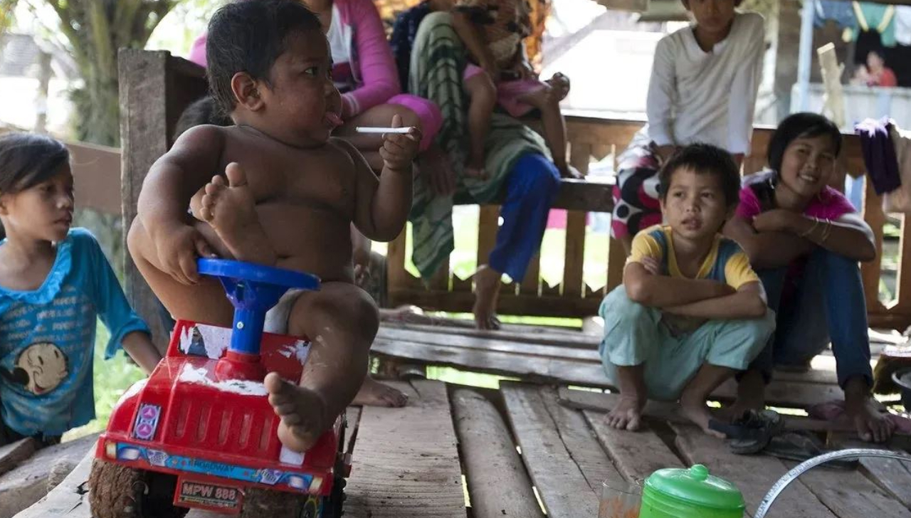 Así luce ahora Aldi Rizal, el bebé que fumaba 40 cigarros a diario