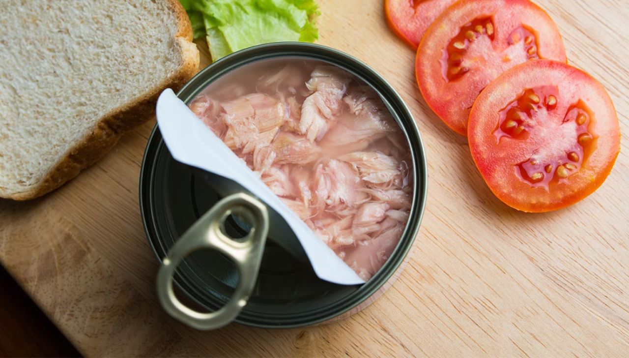 Cuál es la lata de atún con más proteína y que conviene comprar