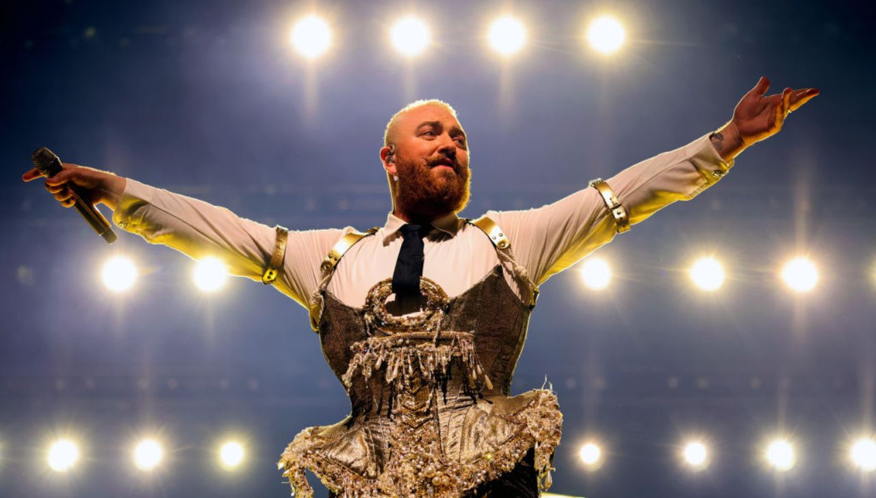 Sam Smith pasea por las calles de la CDMX previo a concierto
