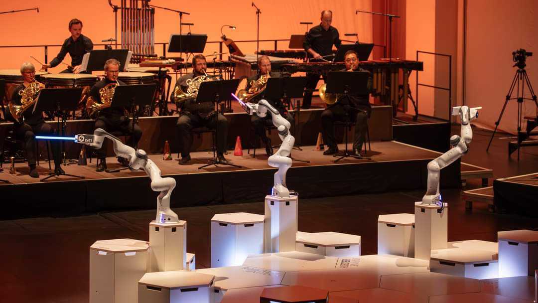 Robot de tres brazos dirige orquesta en Alemania durante un concierto