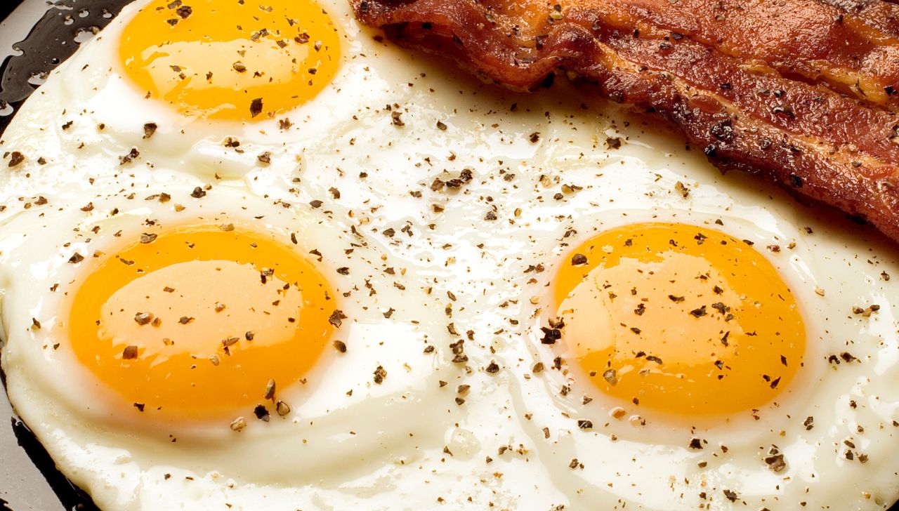 Huevo estrellado ¿Cuáles son los riesgos de comerlo?