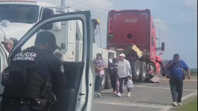 Caos vial tras choque de tráiler contra tren en el camino a Atongo