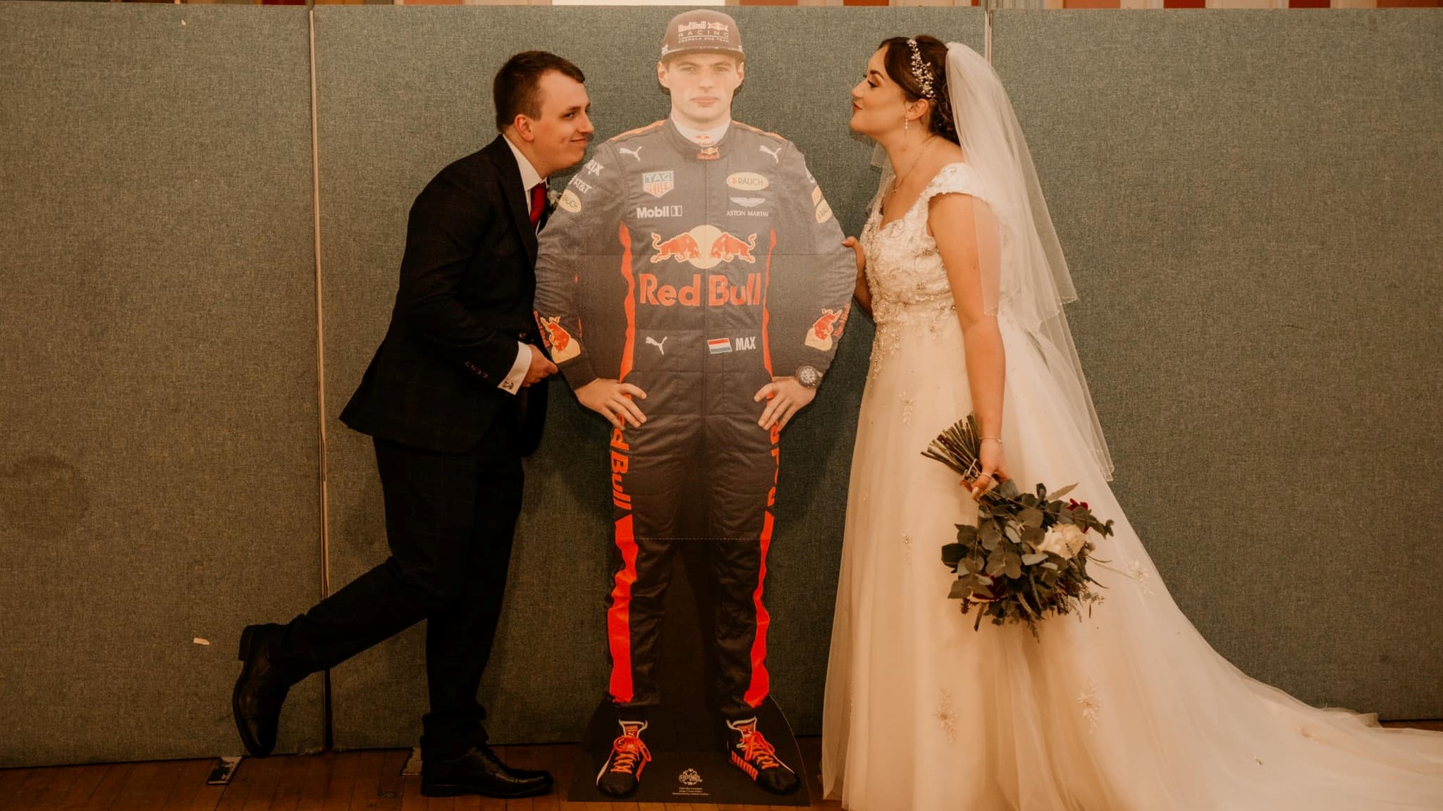 Pareja celebra boda con temática de la Fórmula 1