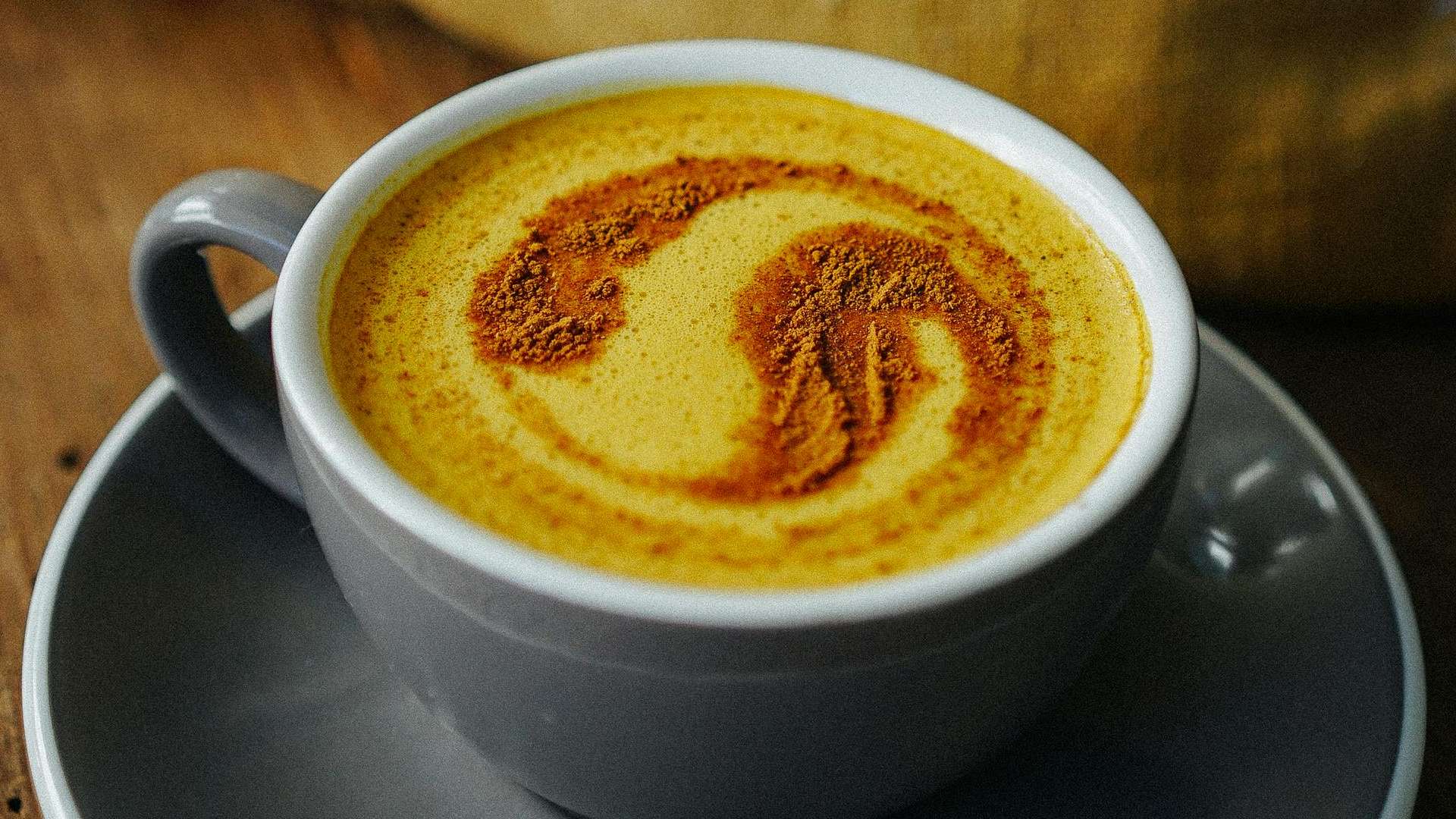 Café con cúrcuma: beneficios para perder peso y retrasar el envejecimiento