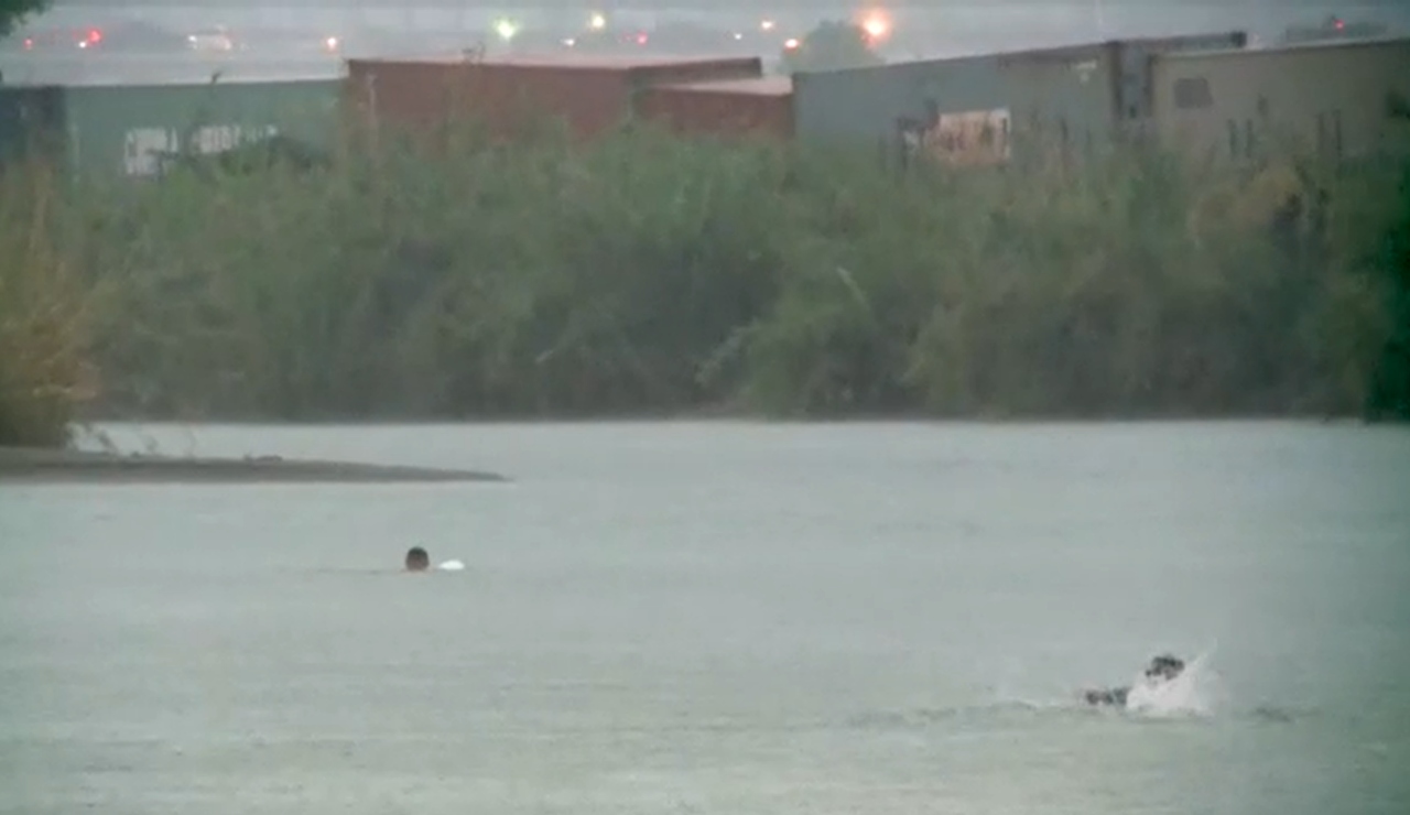 “El Ángel del río” arriesga su vida para rescatar migrantes de la ...