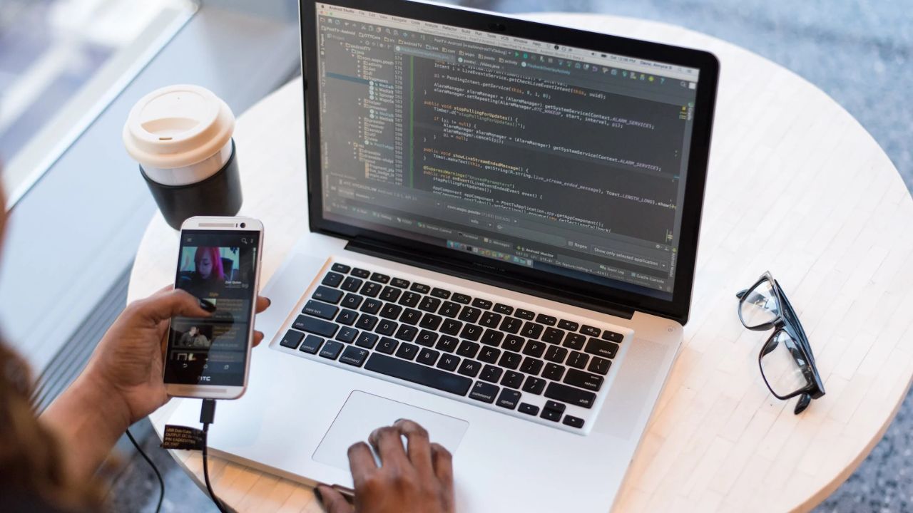 ¿Cómo saber si me espían desde la cámara de mi computadora?